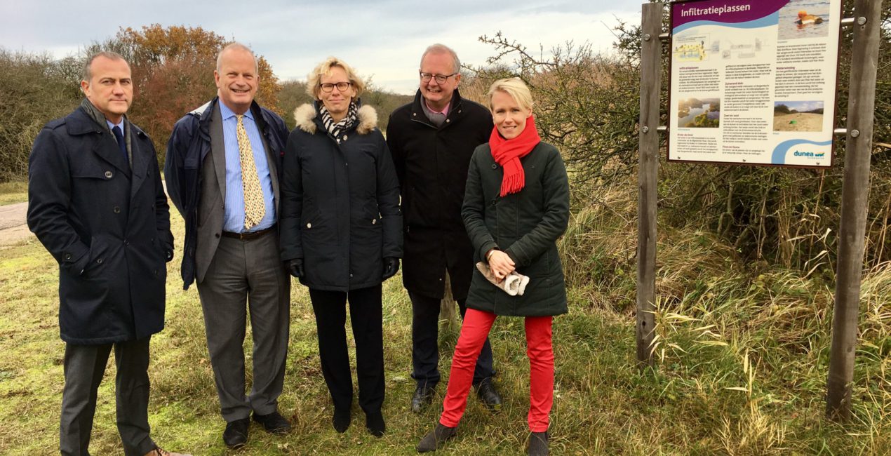 Eerste Kamerlid Barth bezoekt productielocatie drinkwater van Dunea - Vewin